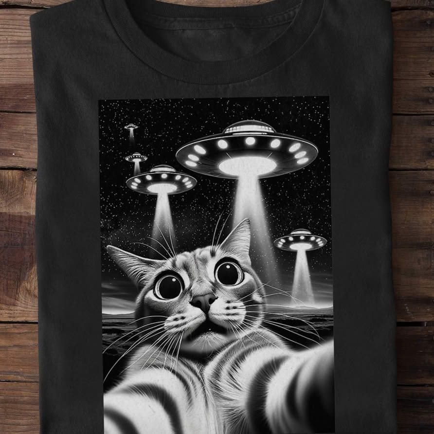 Funny Cat Scaring UFO Alien Spaceship Graphic T-Shirt - Stunwave Boutique